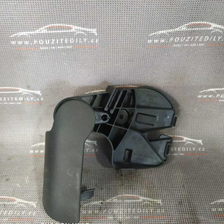 Audi A6 C7 4G / páčka na otevírání kapoty motoru v interiéru ...